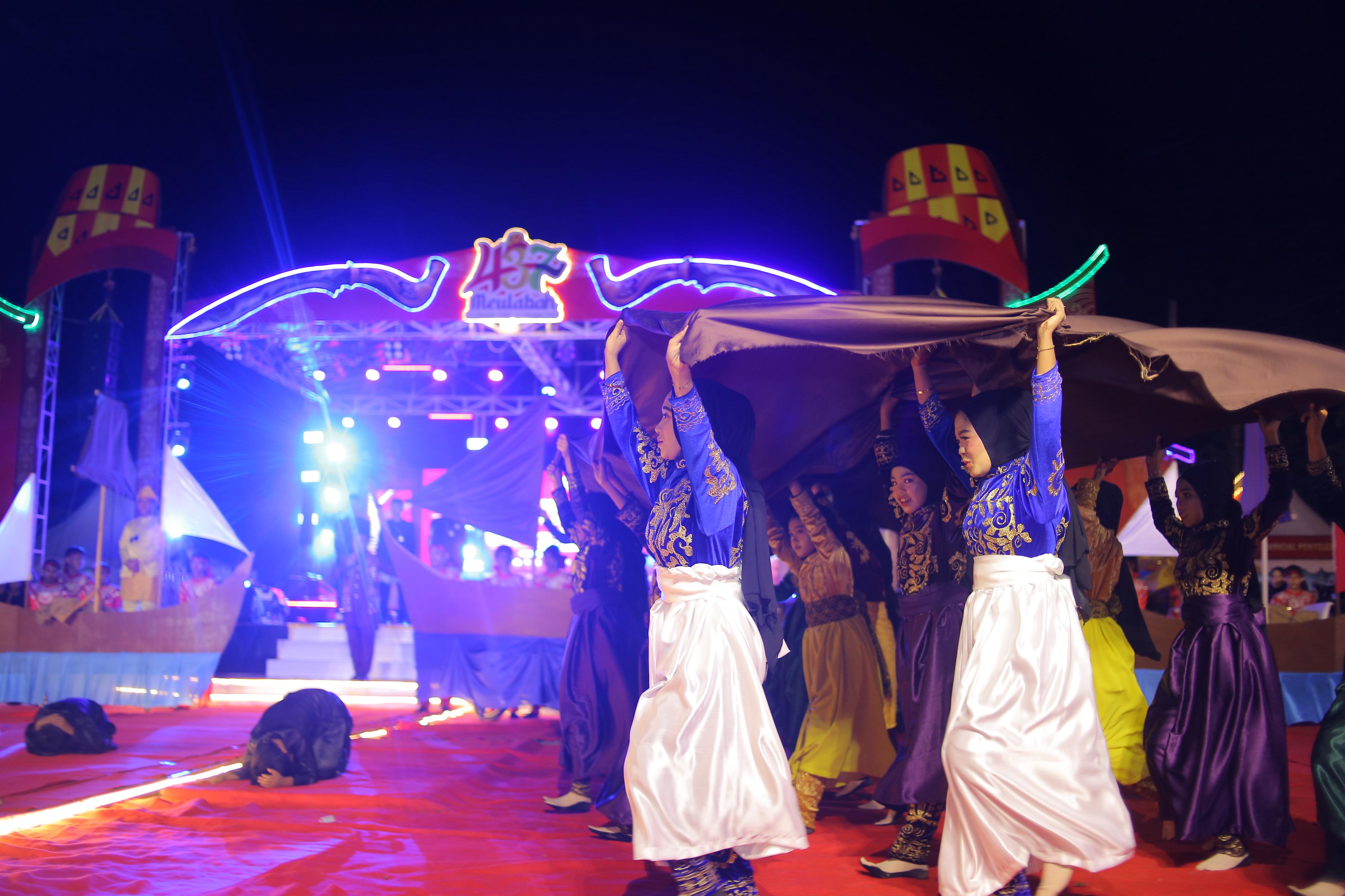 Tarian Kolosal di HUT ke-437 Kota Meulaboh, Sebuah Proklamasi Megah ...