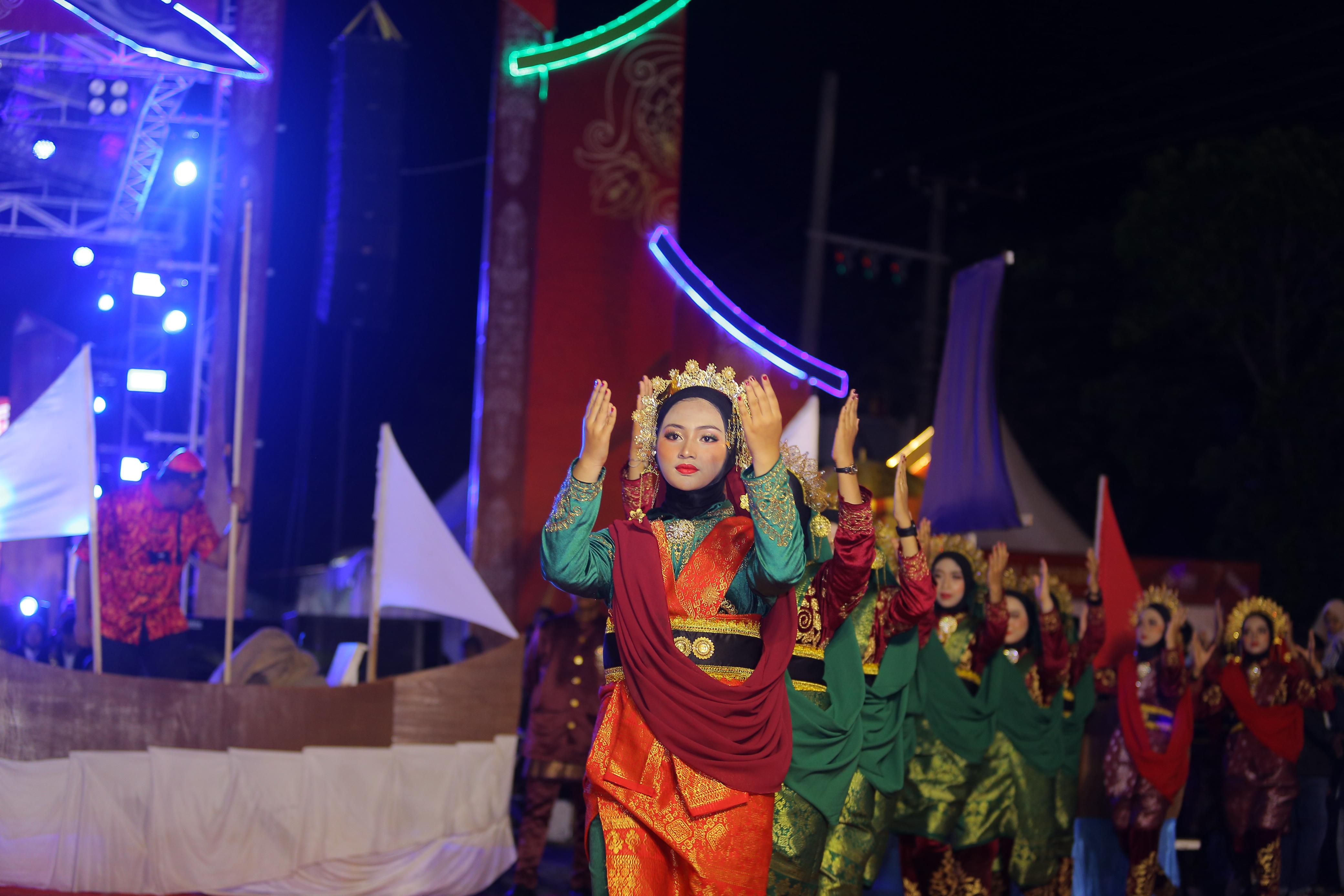 Tarian Kolosal di HUT ke-437 Kota Meulaboh, Sebuah Proklamasi Megah ...